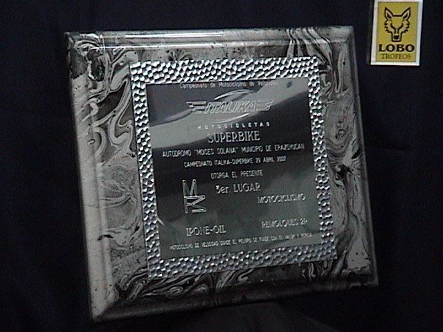(R031) PLACA CON GRABADO LASER BASE POLIESTER
